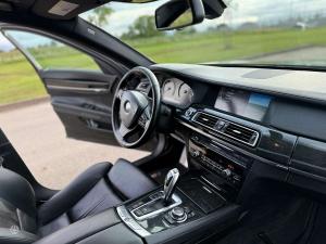 Melns BMW 750 2012 Šauļi, ar dzinēja tilpumu 4.40 L un nobraukumu 247 tūkst. km par 6300 €, foto 17 vietnē AUTOMOTO.COM.LV