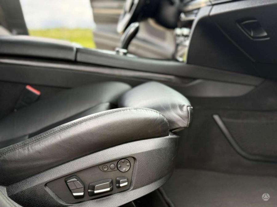 Melns BMW 750 2012 Šauļi, ar dzinēja tilpumu 4.40 L un nobraukumu 247 tūkst. km par 6300 €, foto 18 vietnē AUTOMOTO.COM.LV
