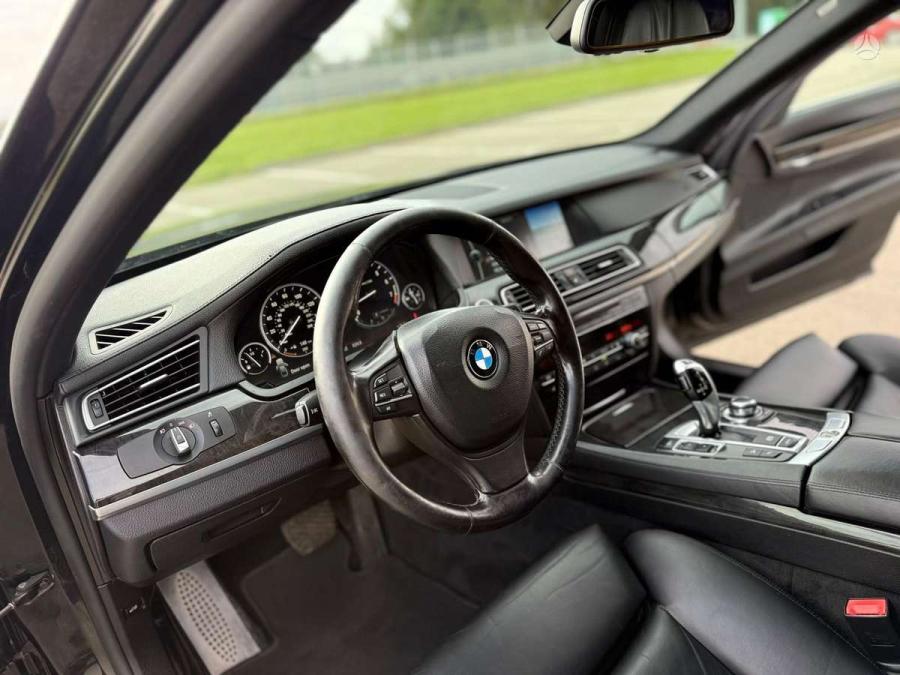 Melns BMW 750 2012 Šauļi, ar dzinēja tilpumu 4.40 L un nobraukumu 247 tūkst. km par 6300 €, foto 22 vietnē AUTOMOTO.COM.LV