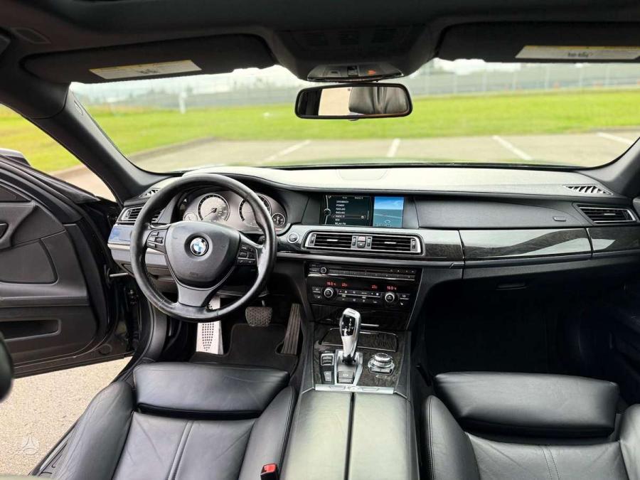 Melns BMW 750 2012 Šauļi, ar dzinēja tilpumu 4.40 L un nobraukumu 247 tūkst. km par 6300 €, foto 23 vietnē AUTOMOTO.COM.LV