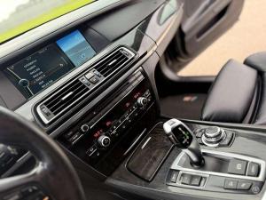 Melns BMW 750 2012 Šauļi, ar dzinēja tilpumu 4.40 L un nobraukumu 247 tūkst. km par 6300 €, foto 24 vietnē AUTOMOTO.COM.LV