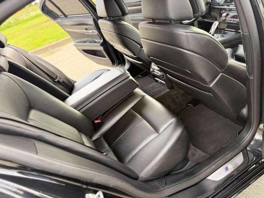 Melns BMW 750 2012 Šauļi, ar dzinēja tilpumu 4.40 L un nobraukumu 247 tūkst. km par 6300 €, foto 27 vietnē AUTOMOTO.COM.LV