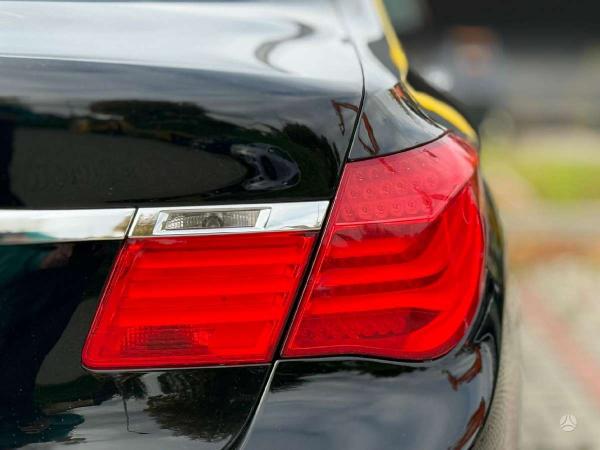 Black BMW 750 2012 in Klaipeda, with an engine capacity of 4.40 L and mileage of 248 thousand km for 4000 €, photo 5 on AUTOMOTO.COM.LV