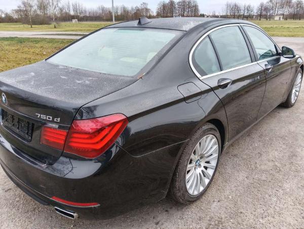 Melns BMW 750 2013 Marijampole, ar dzinēja tilpumu 2.99 L un nobraukumu 132 tūkst. km par 17800 €, foto 11 vietnē AUTOMOTO.COM.LV