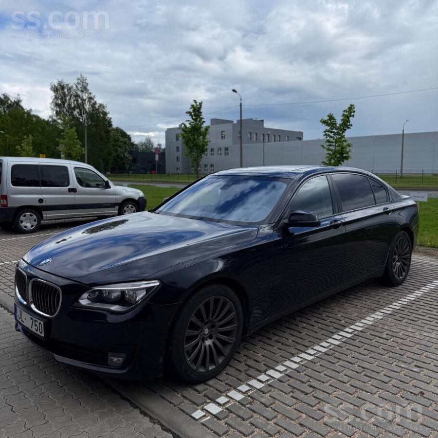 Black BMW 750 2013 in Riga, with an engine capacity of 3.00 L and mileage of 292 thousand km for 9990 €, photo 1 on AUTOMOTO.COM.LV