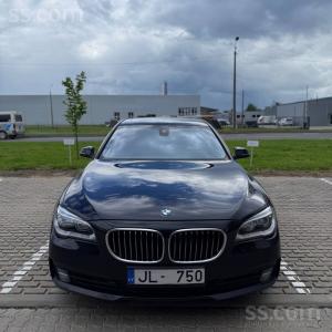Black BMW 750 2013 in Riga, with an engine capacity of 3.00 L and mileage of 292 thousand km for 9990 €, photo 3 on AUTOMOTO.COM.LV