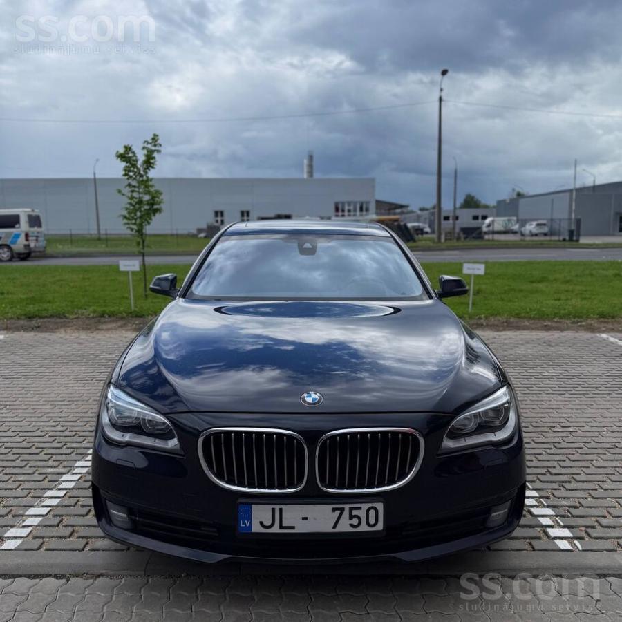 Black BMW 750 2013 in Riga, with an engine capacity of 3.00 L and mileage of 292 thousand km for 9990 €, photo 3 on AUTOMOTO.COM.LV