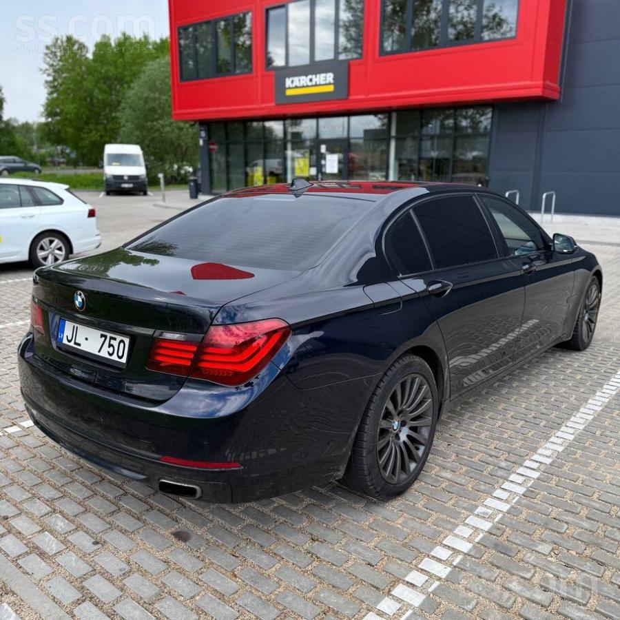 Black BMW 750 2013 in Riga, with an engine capacity of 3.00 L and mileage of 292 thousand km for 9990 €, photo 6 on AUTOMOTO.COM.LV