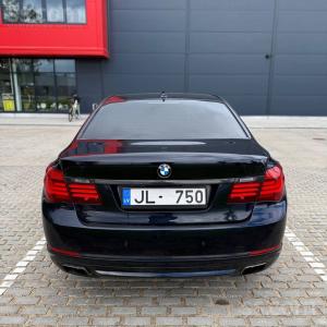 Black BMW 750 2013 in Riga, with an engine capacity of 3.00 L and mileage of 292 thousand km for 9990 €, photo 7 on AUTOMOTO.COM.LV