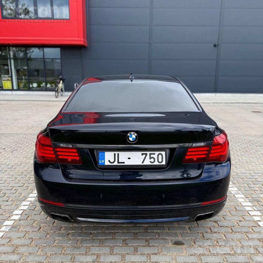 Black BMW 750 2013 in Riga, with an engine capacity of 3.00 L and mileage of 292 thousand km for 9990 €, photo 7 on AUTOMOTO.COM.LV