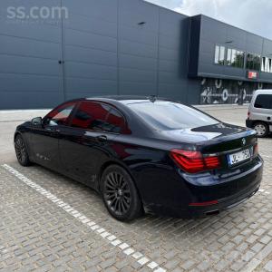 Black BMW 750 2013 in Riga, with an engine capacity of 3.00 L and mileage of 292 thousand km for 9990 €, photo 8 on AUTOMOTO.COM.LV