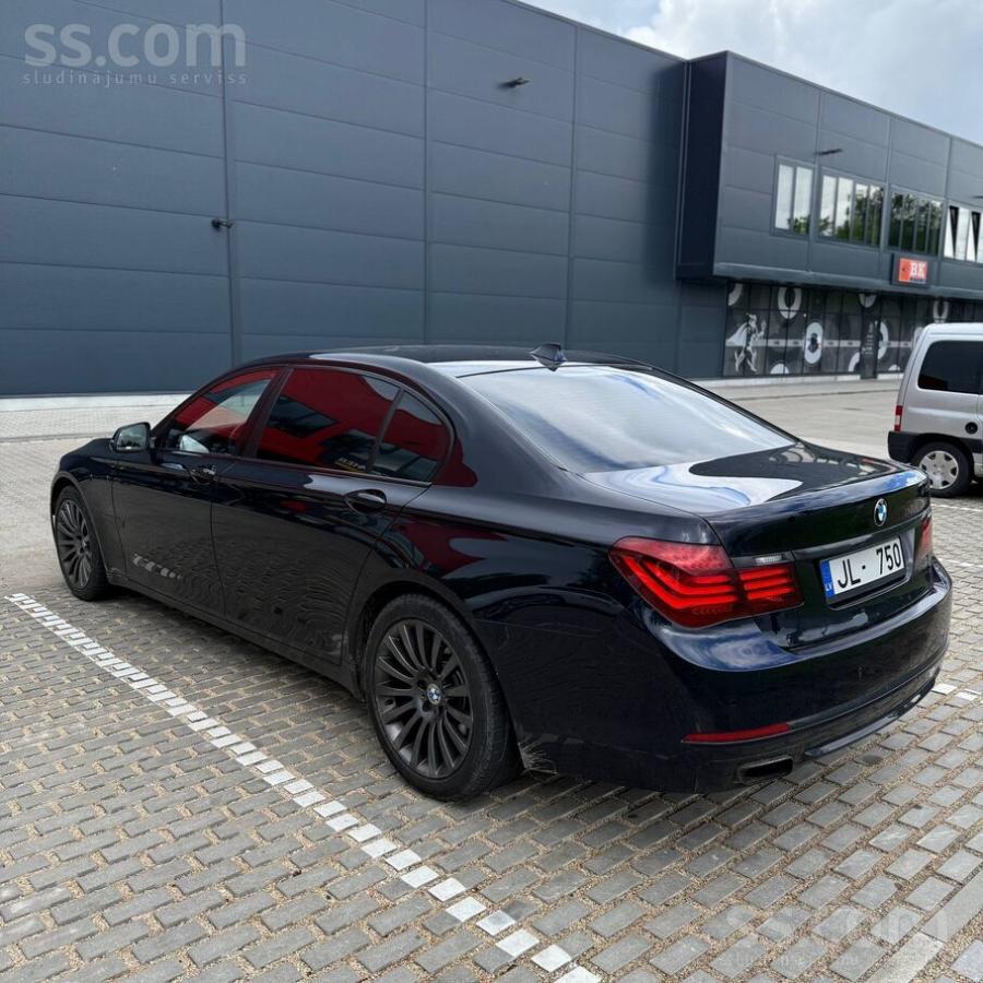 Black BMW 750 2013 in Riga, with an engine capacity of 3.00 L and mileage of 292 thousand km for 9990 €, photo 8 on AUTOMOTO.COM.LV