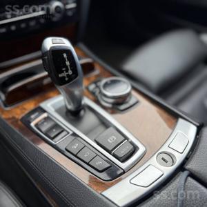 Black BMW 750 2013 in Riga, with an engine capacity of 3.00 L and mileage of 292 thousand km for 9990 €, photo 10 on AUTOMOTO.COM.LV