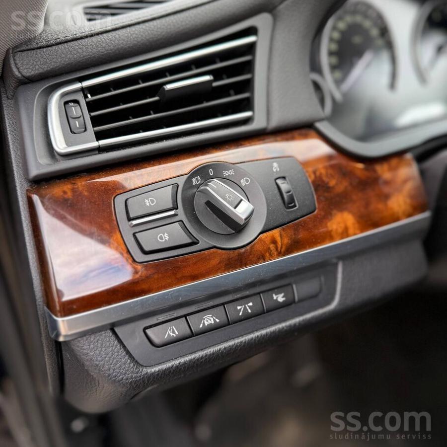 Black BMW 750 2013 in Riga, with an engine capacity of 3.00 L and mileage of 292 thousand km for 9990 €, photo 13 on AUTOMOTO.COM.LV