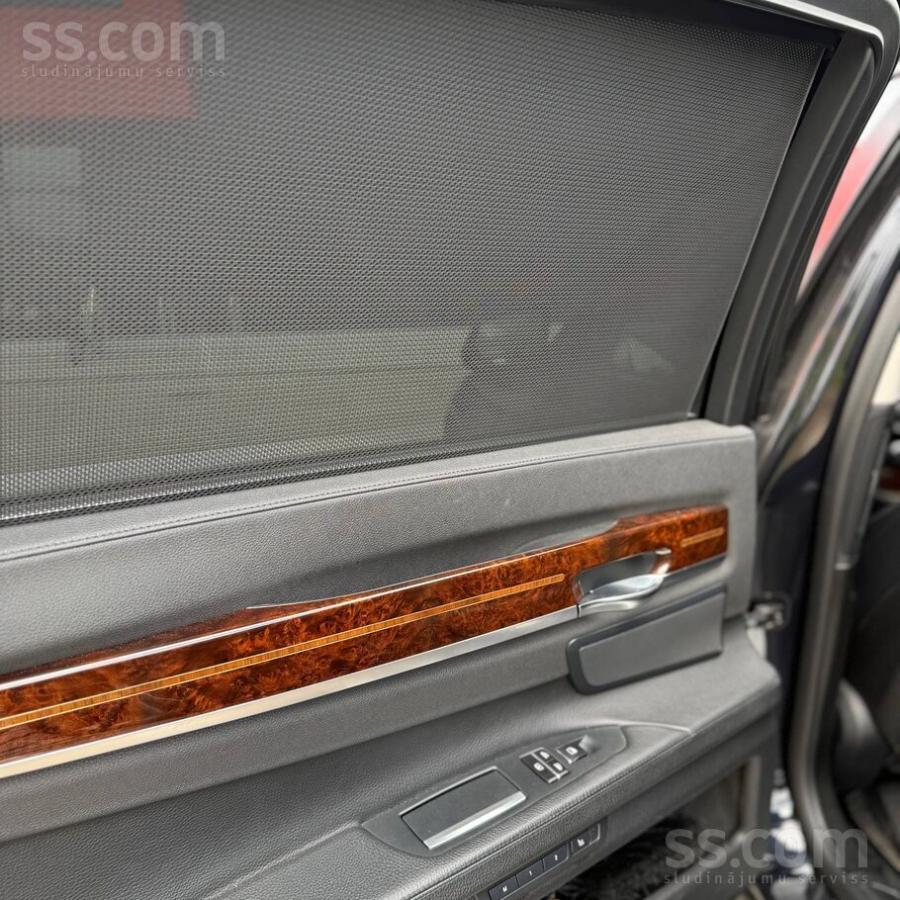 Black BMW 750 2013 in Riga, with an engine capacity of 3.00 L and mileage of 292 thousand km for 9990 €, photo 14 on AUTOMOTO.COM.LV