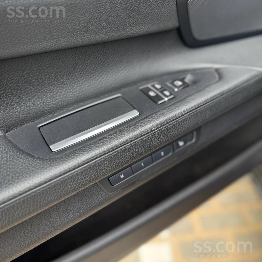 Black BMW 750 2013 in Riga, with an engine capacity of 3.00 L and mileage of 292 thousand km for 9990 €, photo 15 on AUTOMOTO.COM.LV