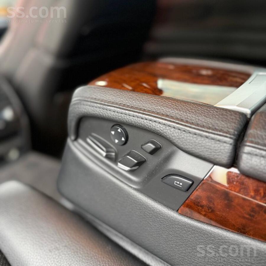 Black BMW 750 2013 in Riga, with an engine capacity of 3.00 L and mileage of 292 thousand km for 9990 €, photo 17 on AUTOMOTO.COM.LV