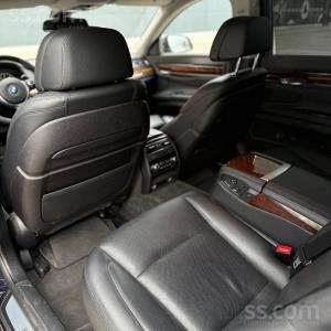 Black BMW 750 2013 in Riga, with an engine capacity of 3.00 L and mileage of 292 thousand km for 9990 €, photo 18 on AUTOMOTO.COM.LV