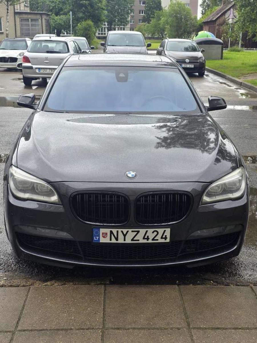 Melns BMW 750 2013 Skuodas, ar dzinēja tilpumu 4.40 L un nobraukumu 213 tūkst. km par 23900 €, foto 1 vietnē AUTOMOTO.COM.LV