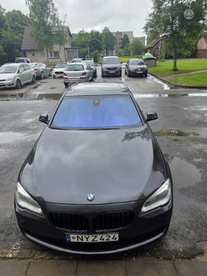 Melns BMW 750 2013 Skuodas, ar dzinēja tilpumu 4.40 L un nobraukumu 213 tūkst. km par 23900 €, foto 3 vietnē AUTOMOTO.COM.LV