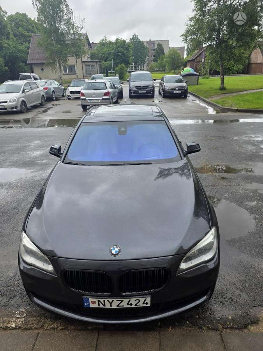 Melns BMW 750 2013 Skuodas, ar dzinēja tilpumu 4.40 L un nobraukumu 213 tūkst. km par 23900 €, foto 3 vietnē AUTOMOTO.COM.LV