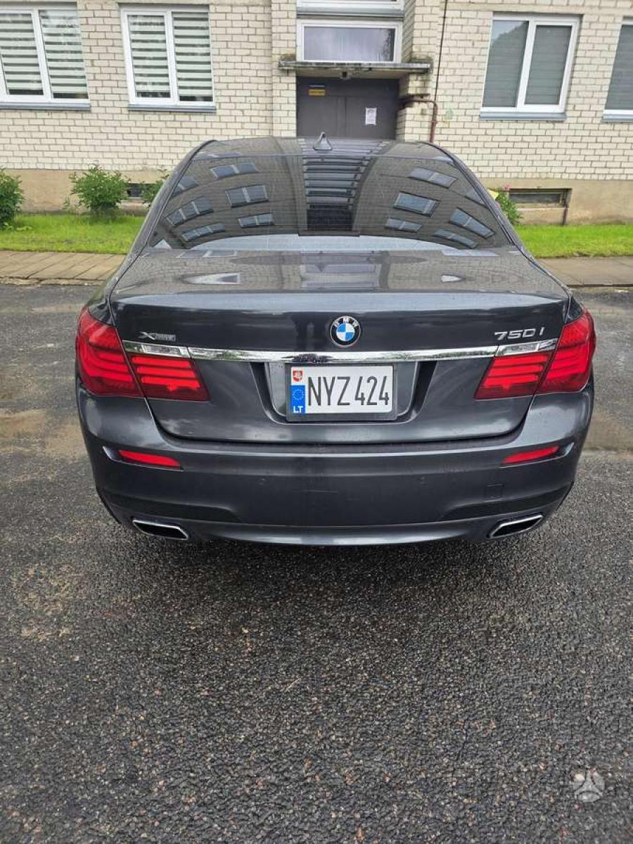 Melns BMW 750 2013 Skuodas, ar dzinēja tilpumu 4.40 L un nobraukumu 213 tūkst. km par 23900 €, foto 5 vietnē AUTOMOTO.COM.LV