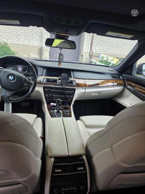 Melns BMW 750 2013 Skuodas, ar dzinēja tilpumu 4.40 L un nobraukumu 213 tūkst. km par 23900 €, foto 8 vietnē AUTOMOTO.COM.LV