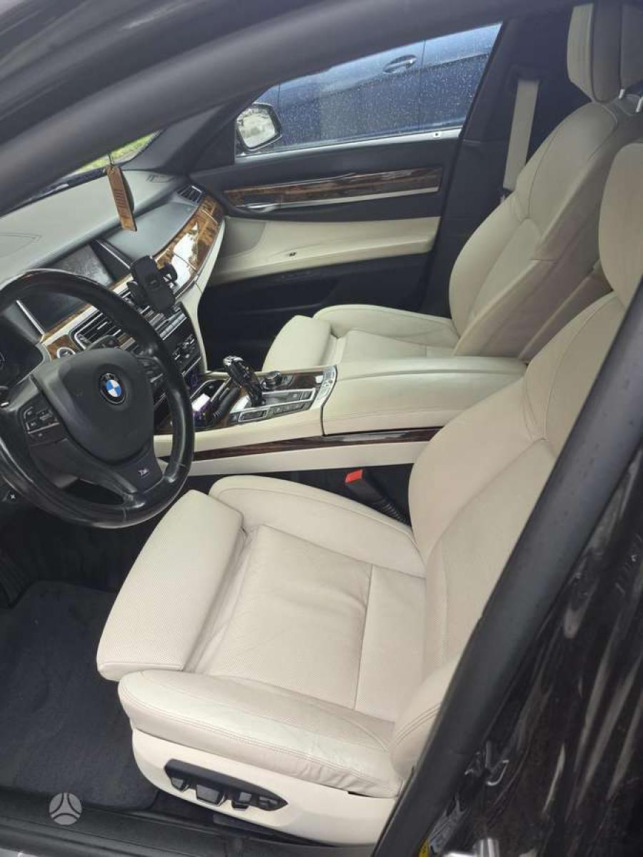 Melns BMW 750 2013 Skuodas, ar dzinēja tilpumu 4.40 L un nobraukumu 213 tūkst. km par 23900 €, foto 9 vietnē AUTOMOTO.COM.LV