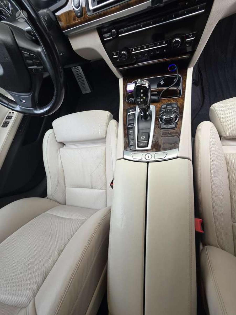 Melns BMW 750 2013 Skuodas, ar dzinēja tilpumu 4.40 L un nobraukumu 213 tūkst. km par 23900 €, foto 10 vietnē AUTOMOTO.COM.LV