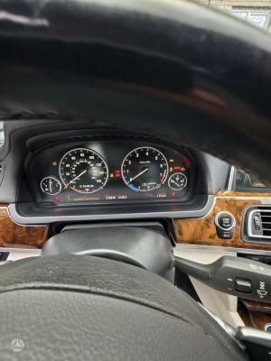Melns BMW 750 2013 Skuodas, ar dzinēja tilpumu 4.40 L un nobraukumu 213 tūkst. km par 23900 €, foto 13 vietnē AUTOMOTO.COM.LV