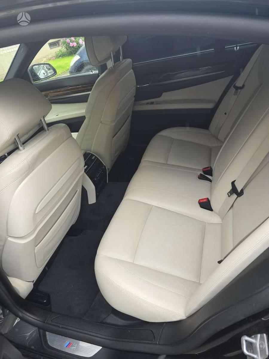 Melns BMW 750 2013 Skuodas, ar dzinēja tilpumu 4.40 L un nobraukumu 213 tūkst. km par 23900 €, foto 17 vietnē AUTOMOTO.COM.LV
