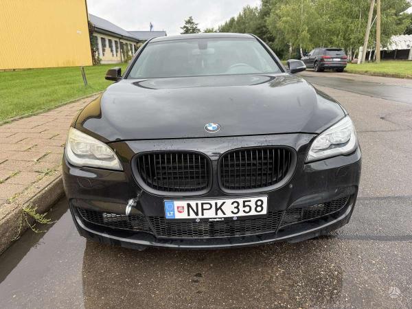 Black BMW 750 2013 in Vilnius, with an engine capacity of 4.40 L and mileage of 195 thousand km for 4200 €, photo 3 on AUTOMOTO.COM.LV