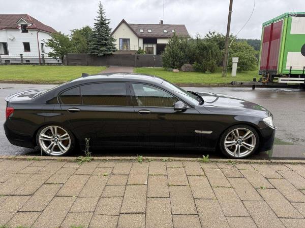 Black BMW 750 2013 in Vilnius, with an engine capacity of 4.40 L and mileage of 195 thousand km for 4200 €, photo 5 on AUTOMOTO.COM.LV