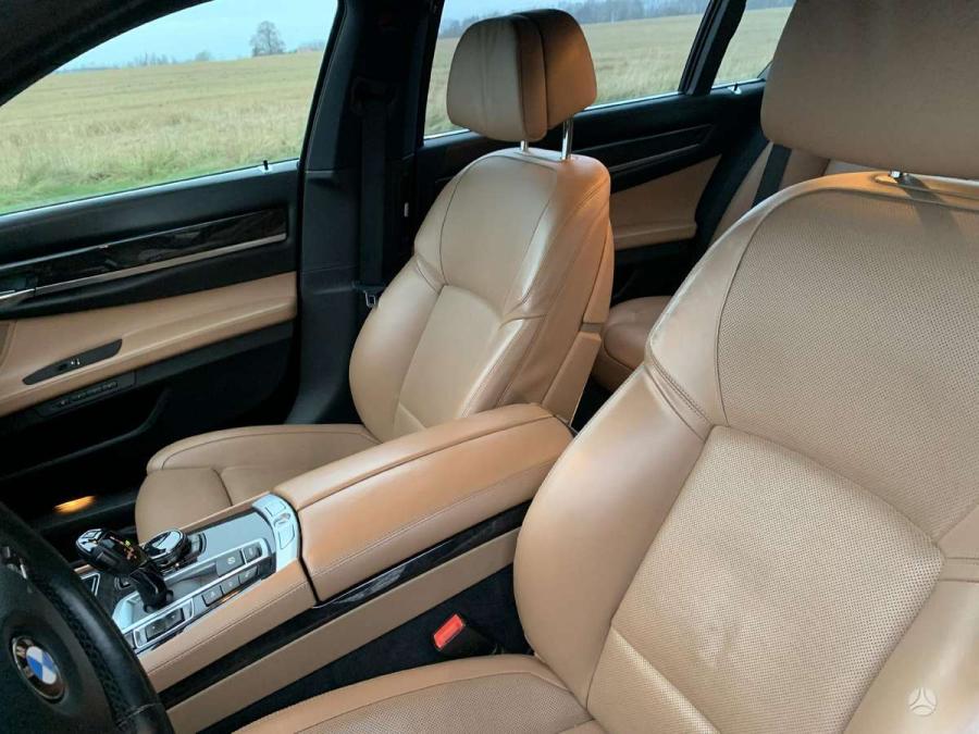 Melns BMW 750 2014 Klaipėda, ar dzinēja tilpumu 4.40 L un nobraukumu 170 tūkst. km par 13000 €, foto 4 vietnē AUTOMOTO.COM.LV
