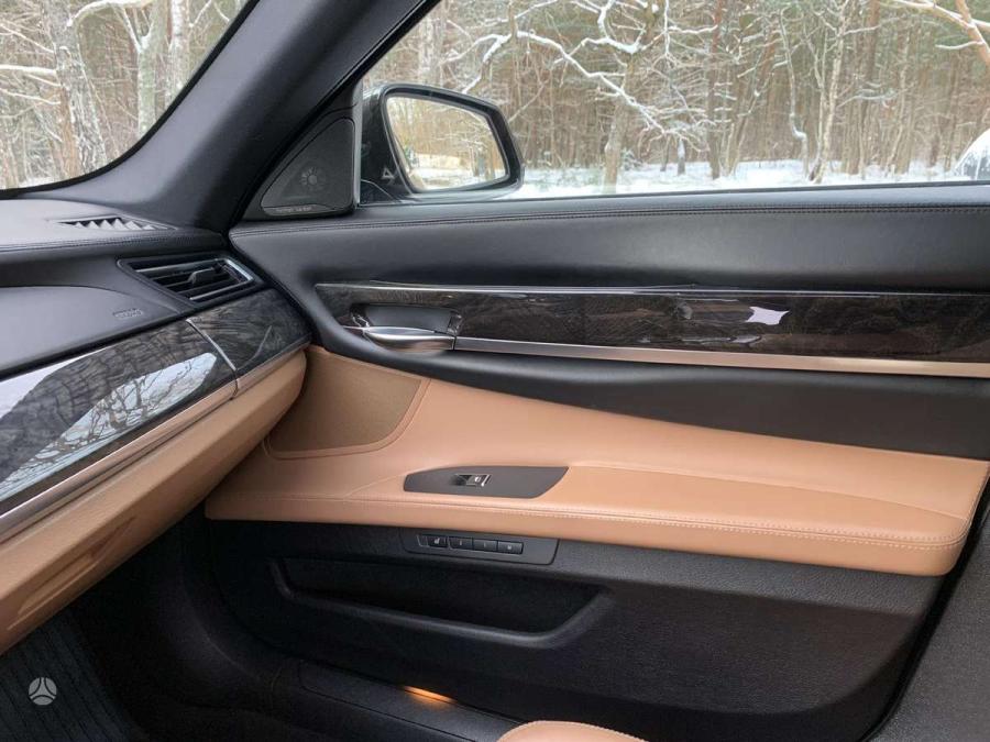 Melns BMW 750 2014 Klaipėda, ar dzinēja tilpumu 4.40 L un nobraukumu 170 tūkst. km par 13000 €, foto 15 vietnē AUTOMOTO.COM.LV