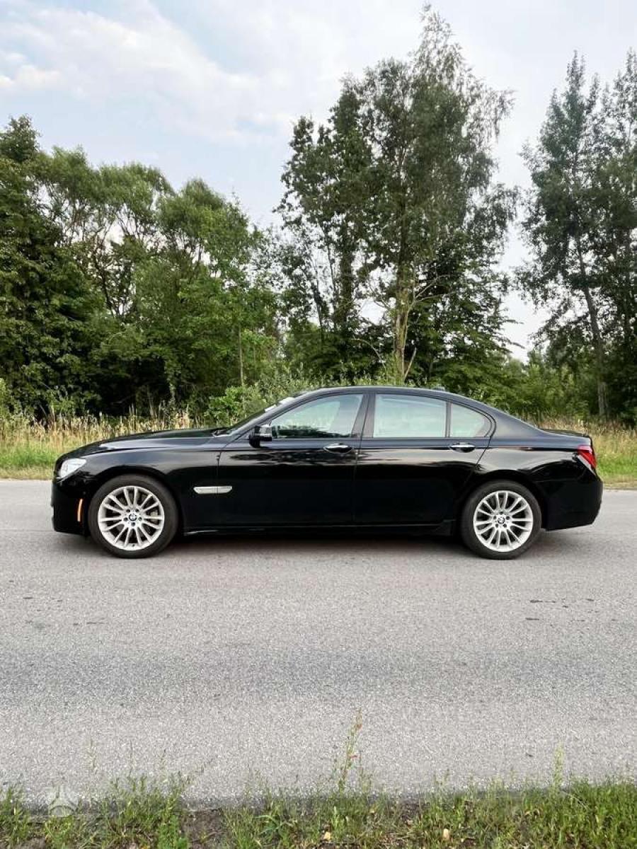 Black BMW 750 2014 in Kaunas, with an engine capacity of 4.40 L and mileage of 247 thousand km for 7100 €, photo 3 on AUTOMOTO.COM.LV