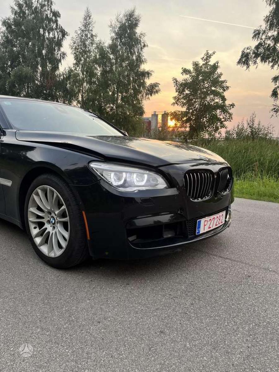 Black BMW 750 2014 in Kaunas, with an engine capacity of 4.40 L and mileage of 247 thousand km for 7100 €, photo 8 on AUTOMOTO.COM.LV