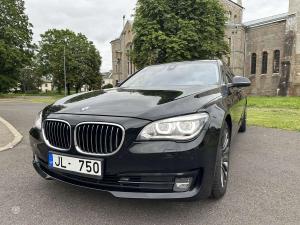 Melns BMW 750 2014 Tallina, ar dzinēja tilpumu 2.99 L un nobraukumu 296 tūkst. km par 12889 €, foto  vietnē AUTOMOTO.COM.LV