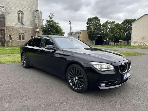Melns BMW 750 2014 Tallina, ar dzinēja tilpumu 2.99 L un nobraukumu 296 tūkst. km par 12889 €, foto 9 vietnē AUTOMOTO.COM.LV
