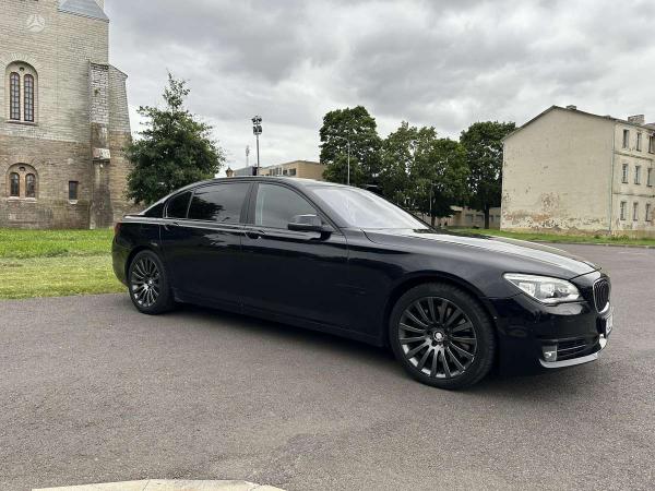 Melns BMW 750 2014 Tallina, ar dzinēja tilpumu 2.99 L un nobraukumu 296 tūkst. km par 12889 €, foto 10 vietnē AUTOMOTO.COM.LV