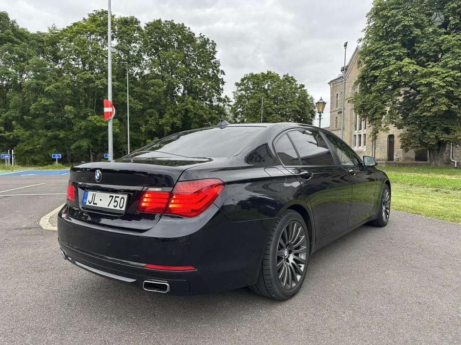 Melns BMW 750 2014 Tallina, ar dzinēja tilpumu 2.99 L un nobraukumu 296 tūkst. km par 12889 €, foto 16 vietnē AUTOMOTO.COM.LV