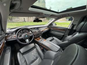 Melns BMW 750 2014 Tallina, ar dzinēja tilpumu 2.99 L un nobraukumu 296 tūkst. km par 12889 €, foto 18 vietnē AUTOMOTO.COM.LV