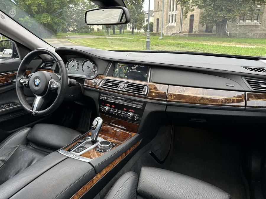 Melns BMW 750 2014 Tallina, ar dzinēja tilpumu 2.99 L un nobraukumu 296 tūkst. km par 12889 €, foto 21 vietnē AUTOMOTO.COM.LV