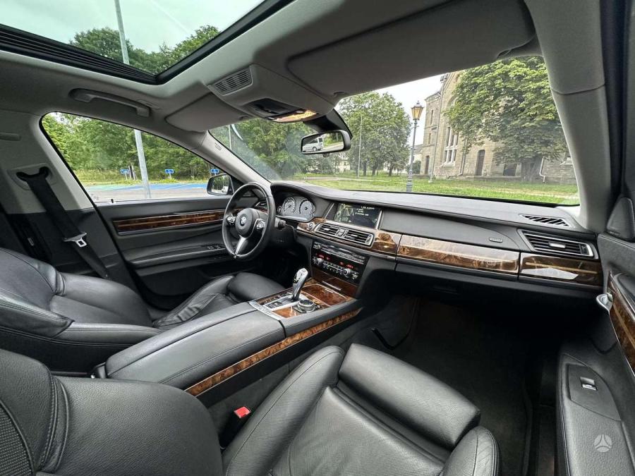 Melns BMW 750 2014 Tallina, ar dzinēja tilpumu 2.99 L un nobraukumu 296 tūkst. km par 12889 €, foto 22 vietnē AUTOMOTO.COM.LV