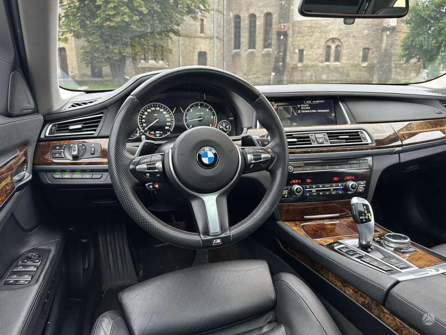 Melns BMW 750 2014 Tallina, ar dzinēja tilpumu 2.99 L un nobraukumu 296 tūkst. km par 12889 €, foto 23 vietnē AUTOMOTO.COM.LV