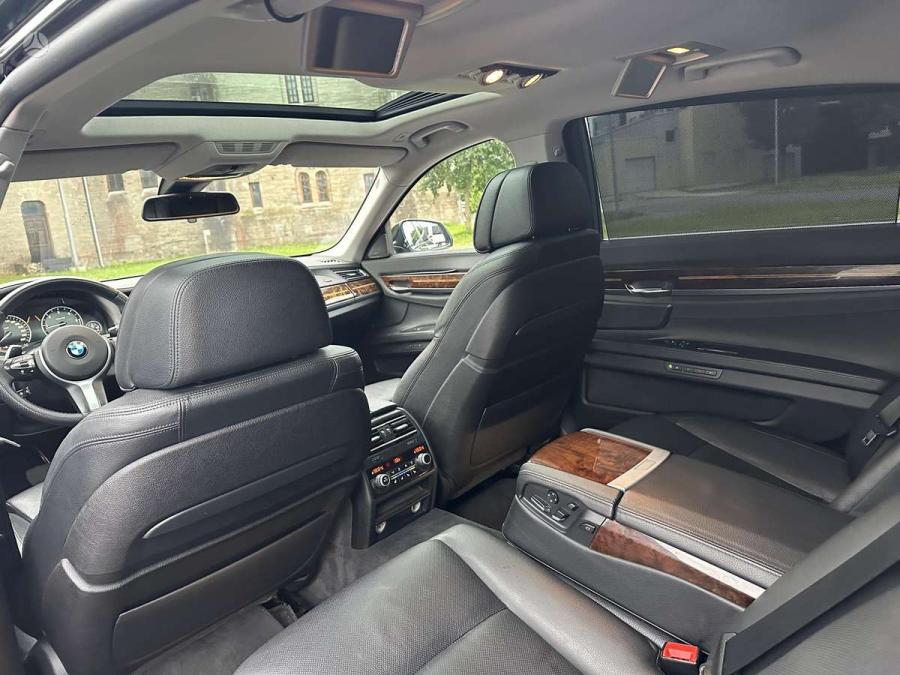 Melns BMW 750 2014 Tallina, ar dzinēja tilpumu 2.99 L un nobraukumu 296 tūkst. km par 12889 €, foto 24 vietnē AUTOMOTO.COM.LV
