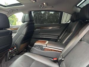 Melns BMW 750 2014 Tallina, ar dzinēja tilpumu 2.99 L un nobraukumu 296 tūkst. km par 12889 €, foto 25 vietnē AUTOMOTO.COM.LV