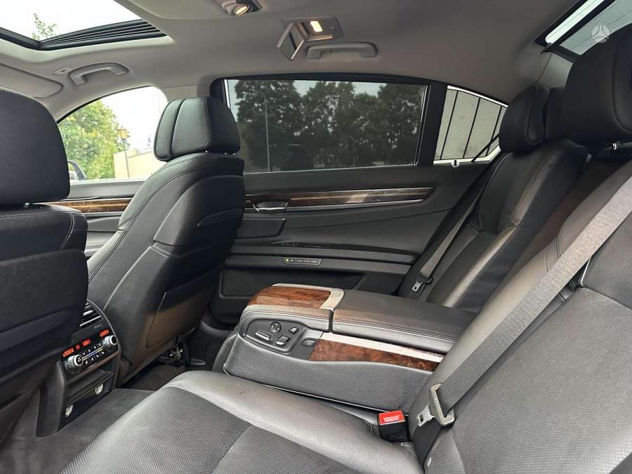 Melns BMW 750 2014 Tallina, ar dzinēja tilpumu 2.99 L un nobraukumu 296 tūkst. km par 12889 €, foto 25 vietnē AUTOMOTO.COM.LV
