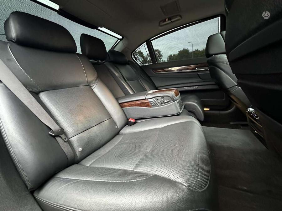 Melns BMW 750 2014 Tallina, ar dzinēja tilpumu 2.99 L un nobraukumu 296 tūkst. km par 12889 €, foto 28 vietnē AUTOMOTO.COM.LV