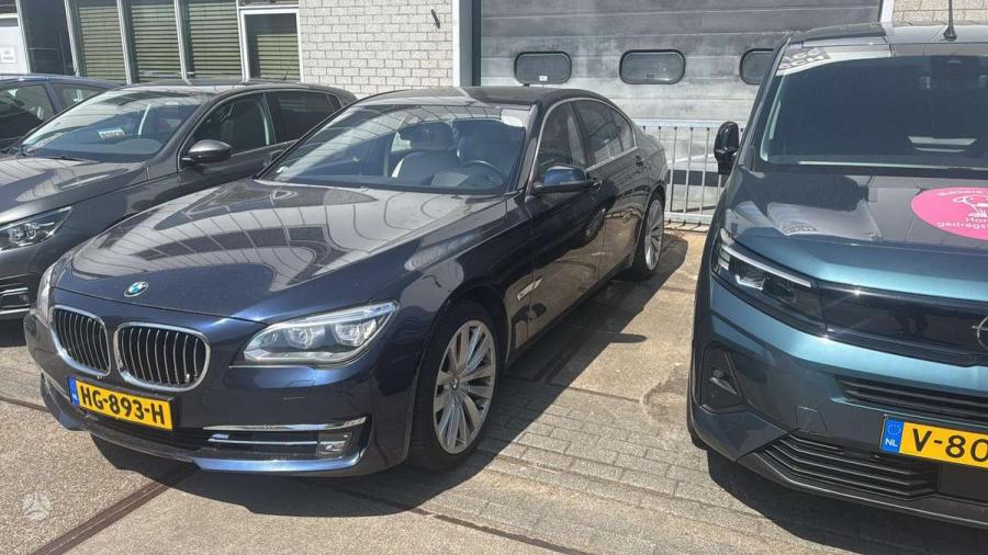 Melns BMW 750 2015 Kauņa, ar dzinēja tilpumu 2.99 L un nobraukumu 124 tūkst. km par 14650 €, foto 3 vietnē AUTOMOTO.COM.LV